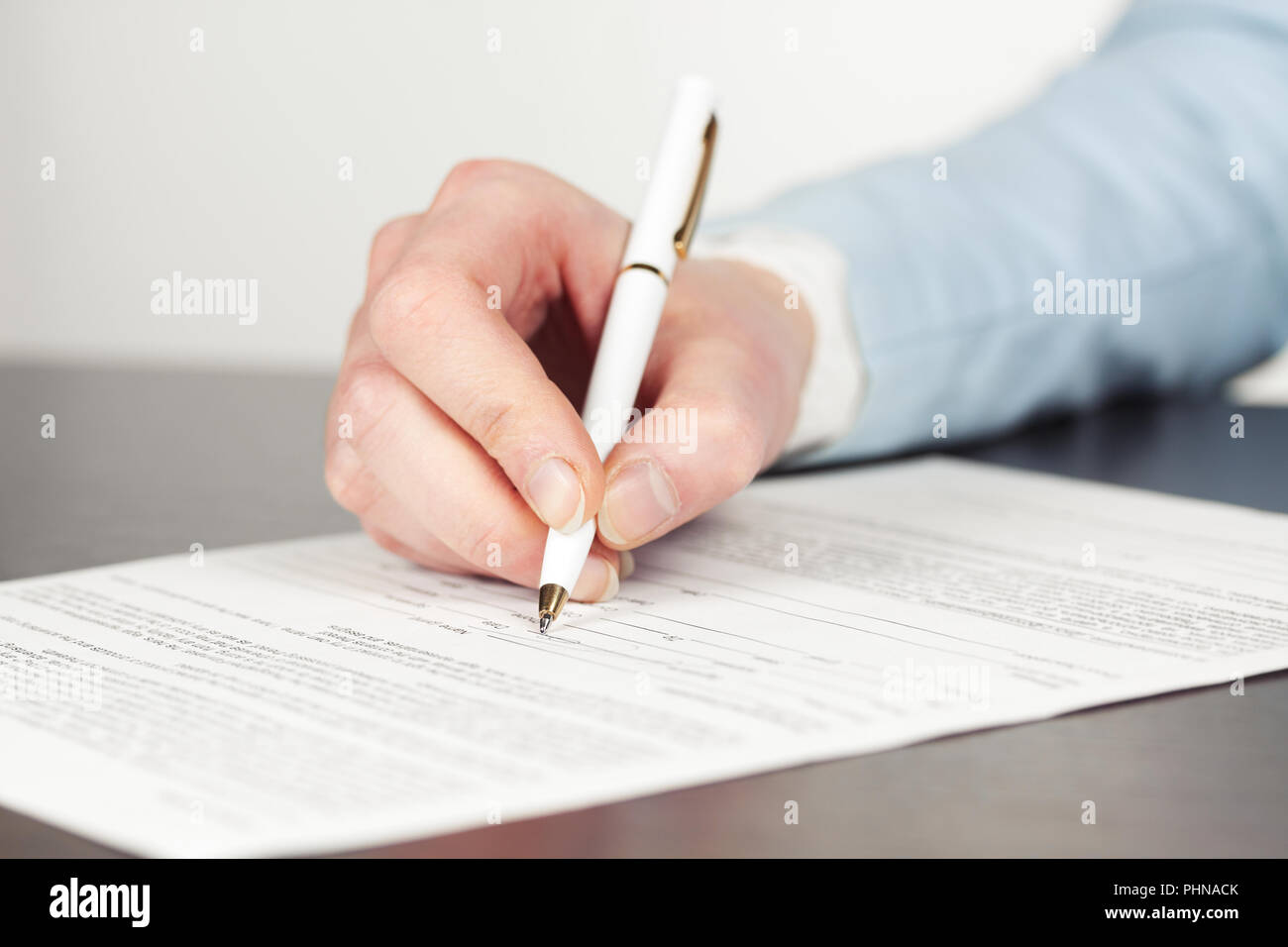 Business woman signing contract Stock Photo - Alamy