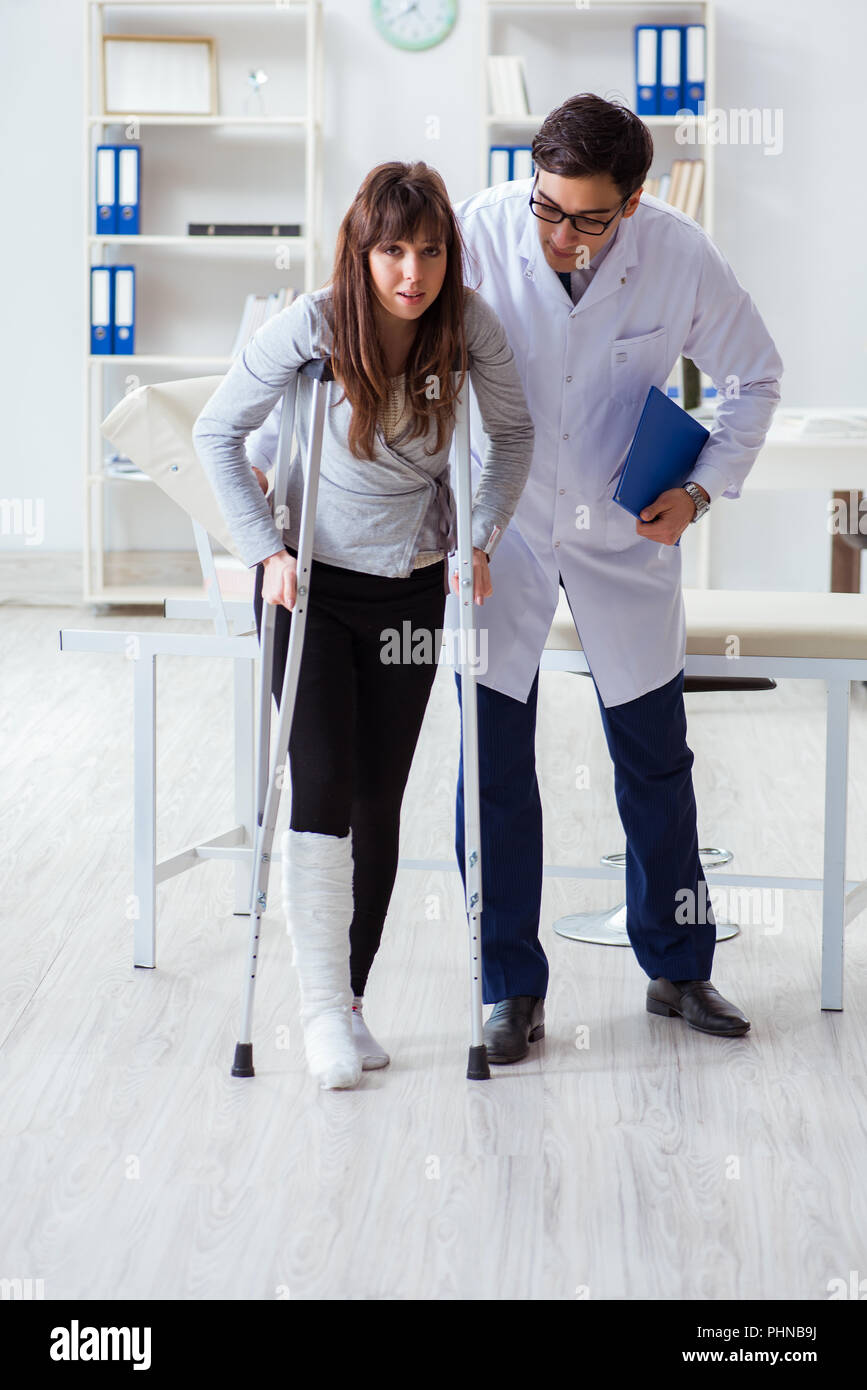 Doctor examining patient with broken leg Stock Photo - Alamy