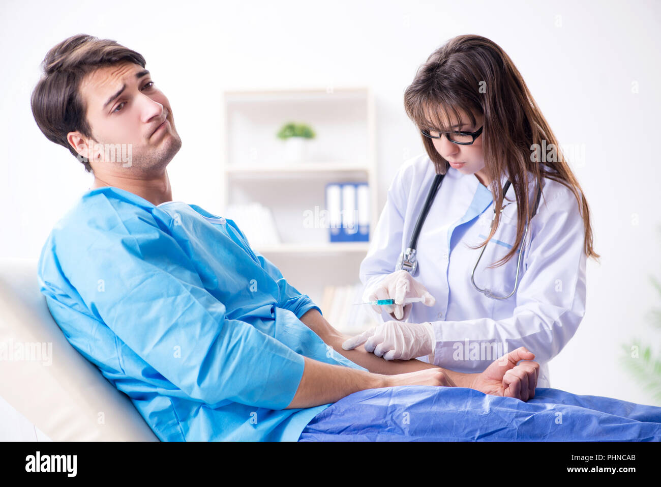 Patient scared of needle hi-res stock photography and images - Alamy
