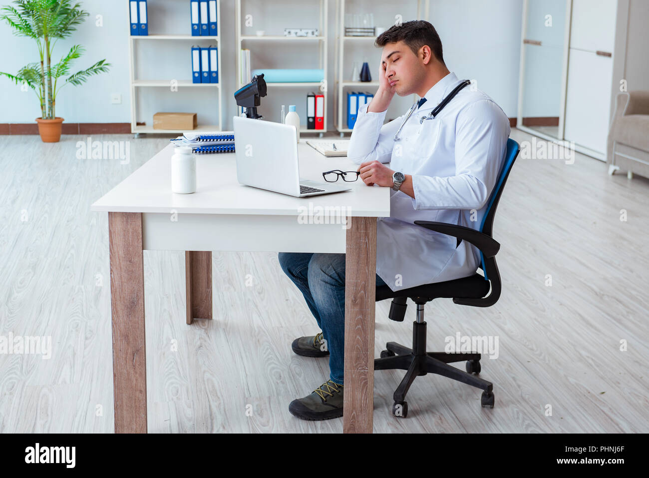 Doctor night shift hi-res stock photography and images - Alamy