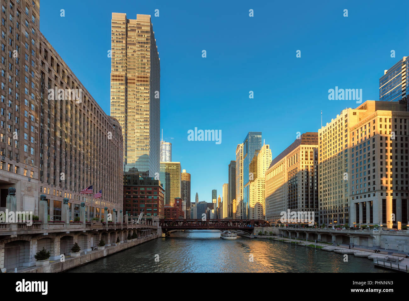 Chicago downtown at sunset and Chicago River with bridges at sunny day ...