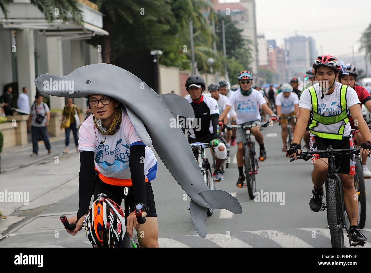 Pasay City, Philippines. 2nd Sep, 2018. An environmental activist wears ...