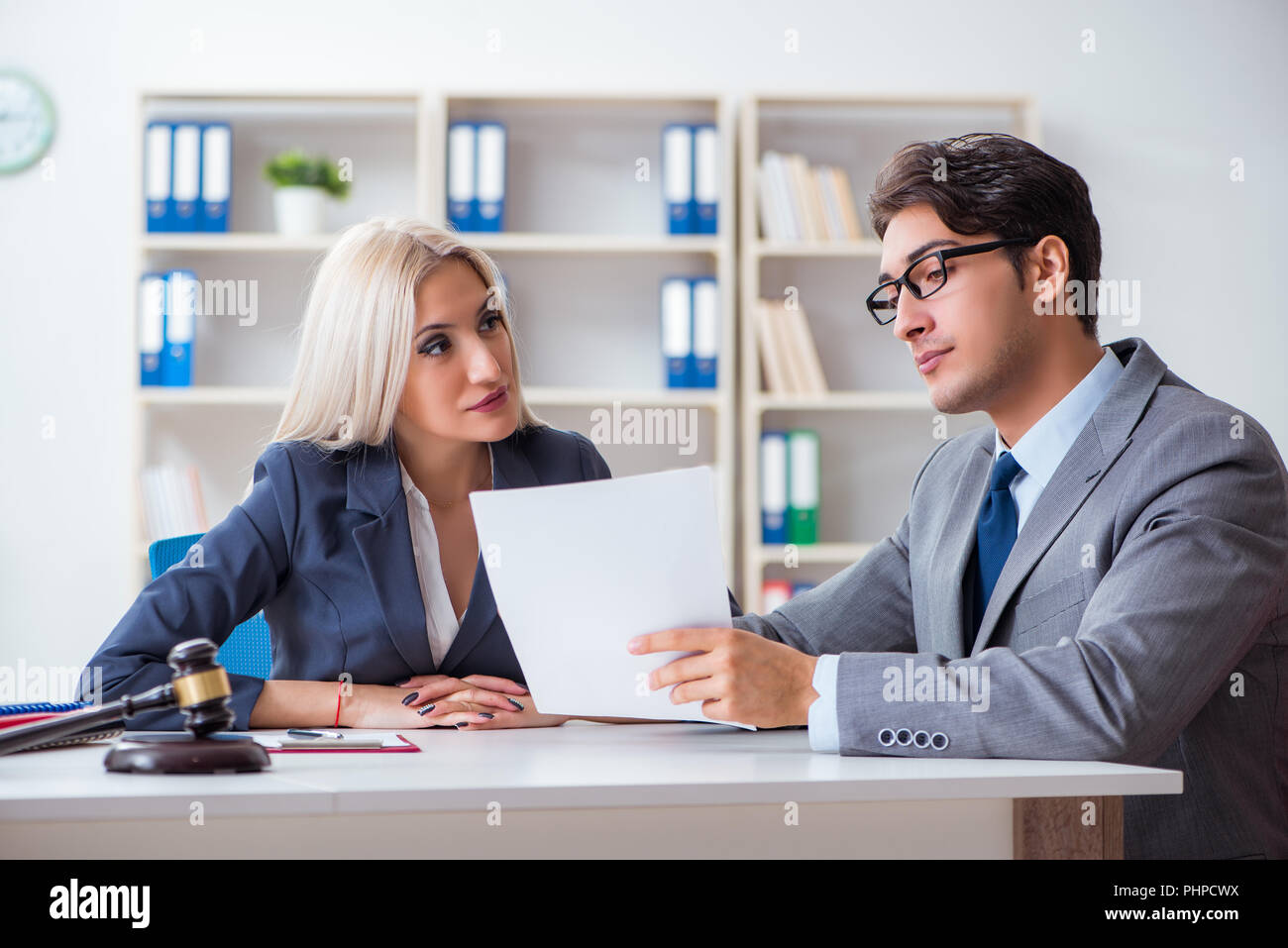 Lawyer present client contract hi-res stock photography and images - Alamy