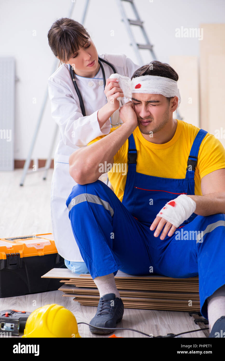 Worker with injured head and doctor Stock Photo - Alamy