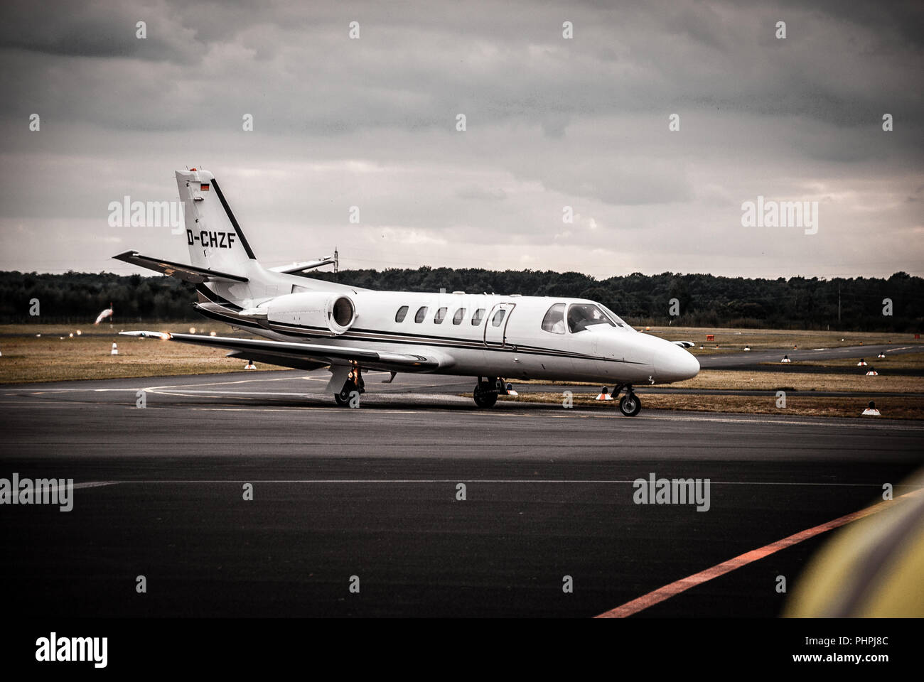 Learjet landing hi-res stock photography and images - Alamy