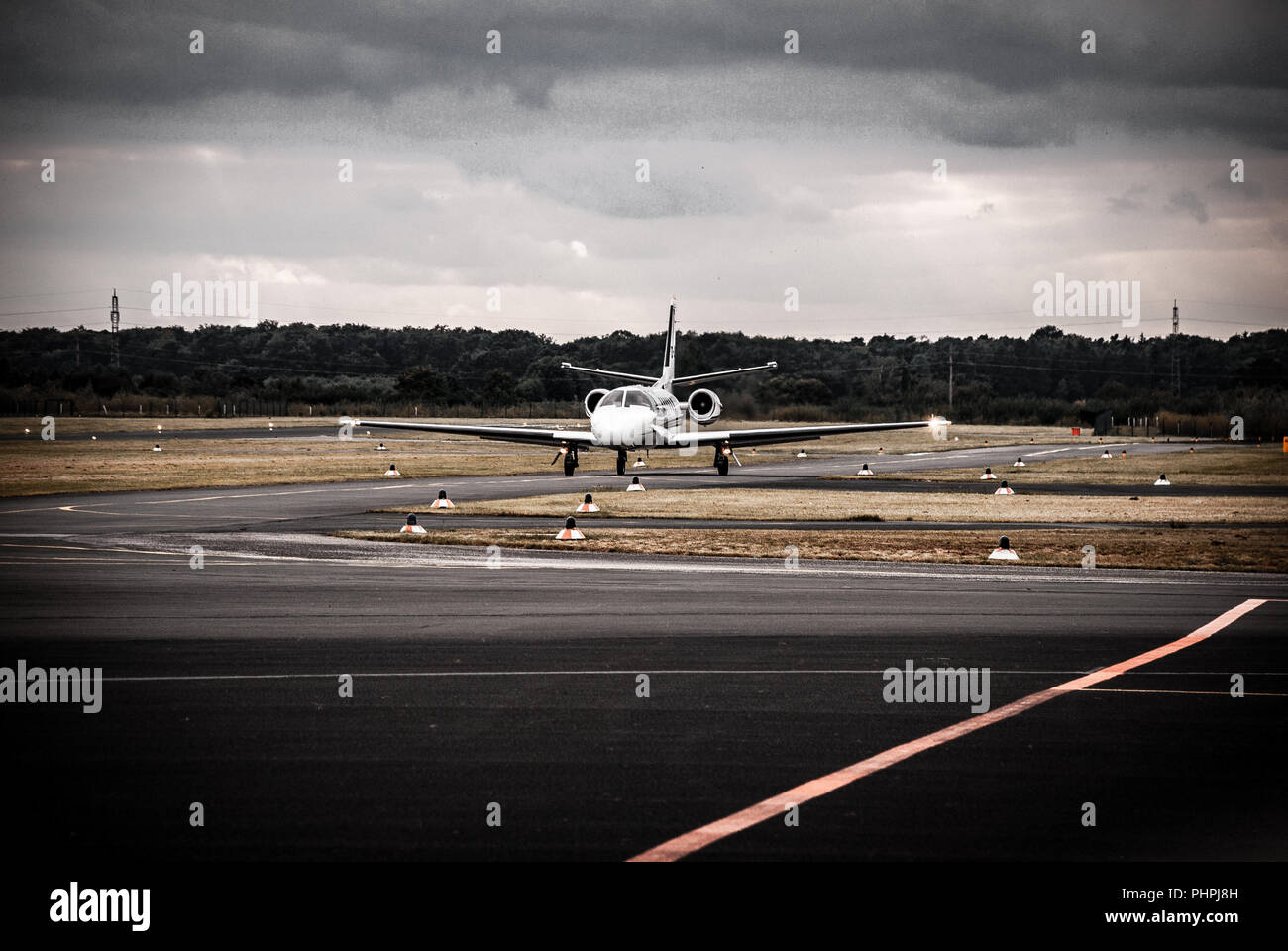 Learjet landing hi-res stock photography and images - Alamy