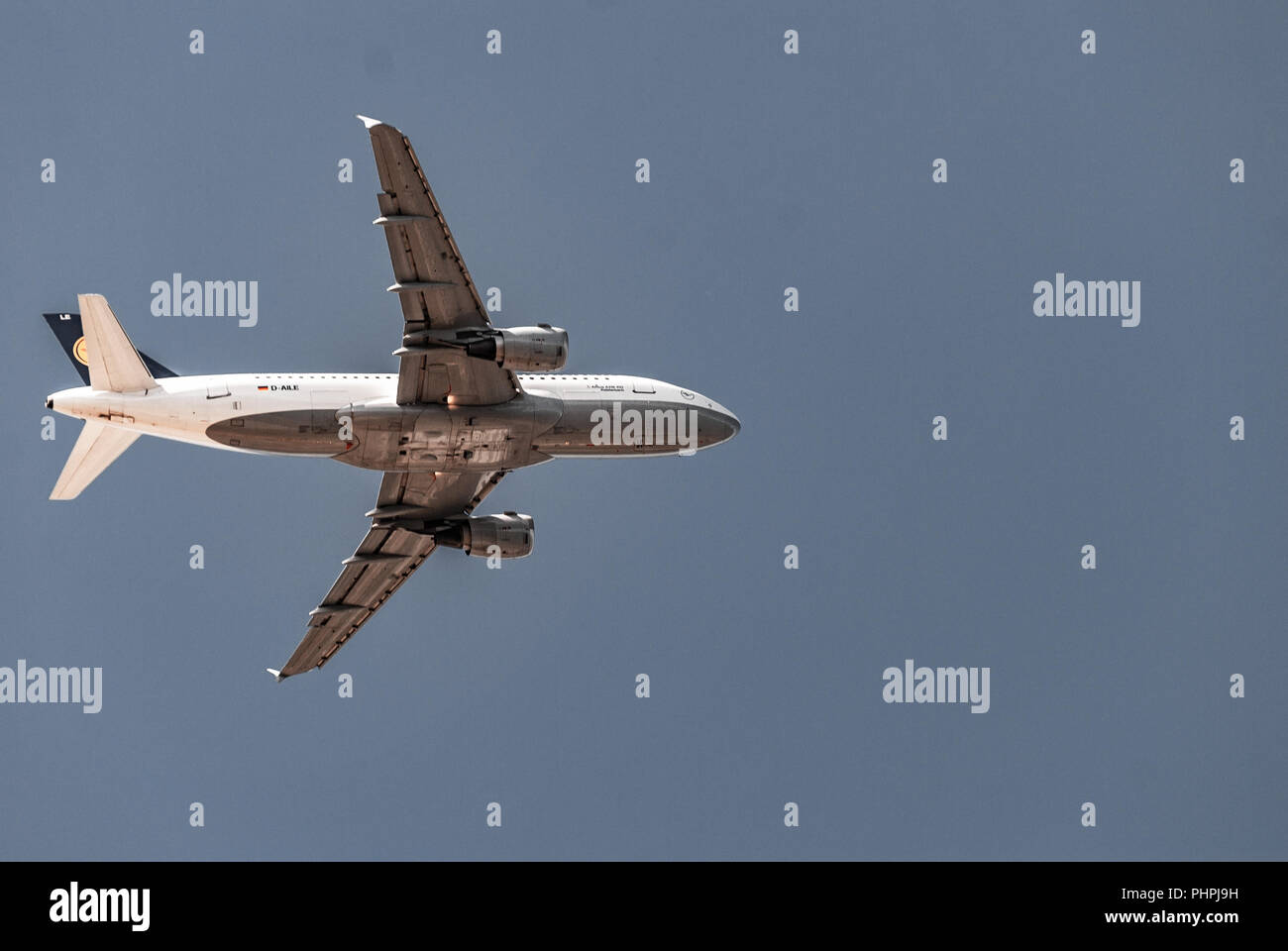 Airplane, Aircraft bottom, flying, take-off, landing Stock Photo - Alamy