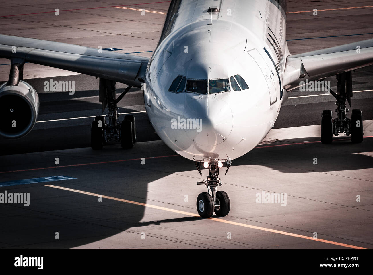 Airplane, Aircraft bottom, flying, take-off, landing Stock Photo - Alamy