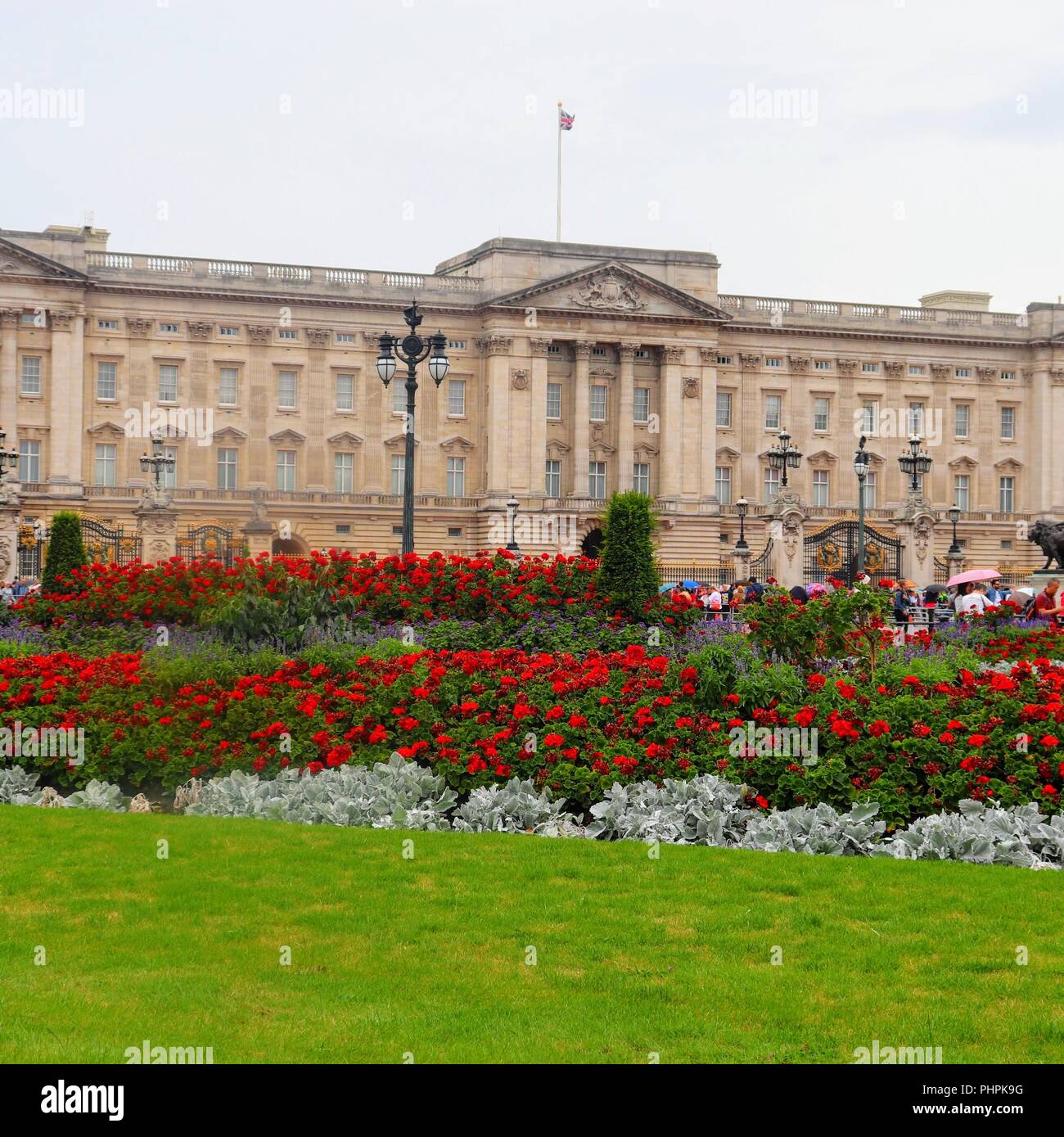 Buckingham palace garden and queen hi-res stock photography and images ...