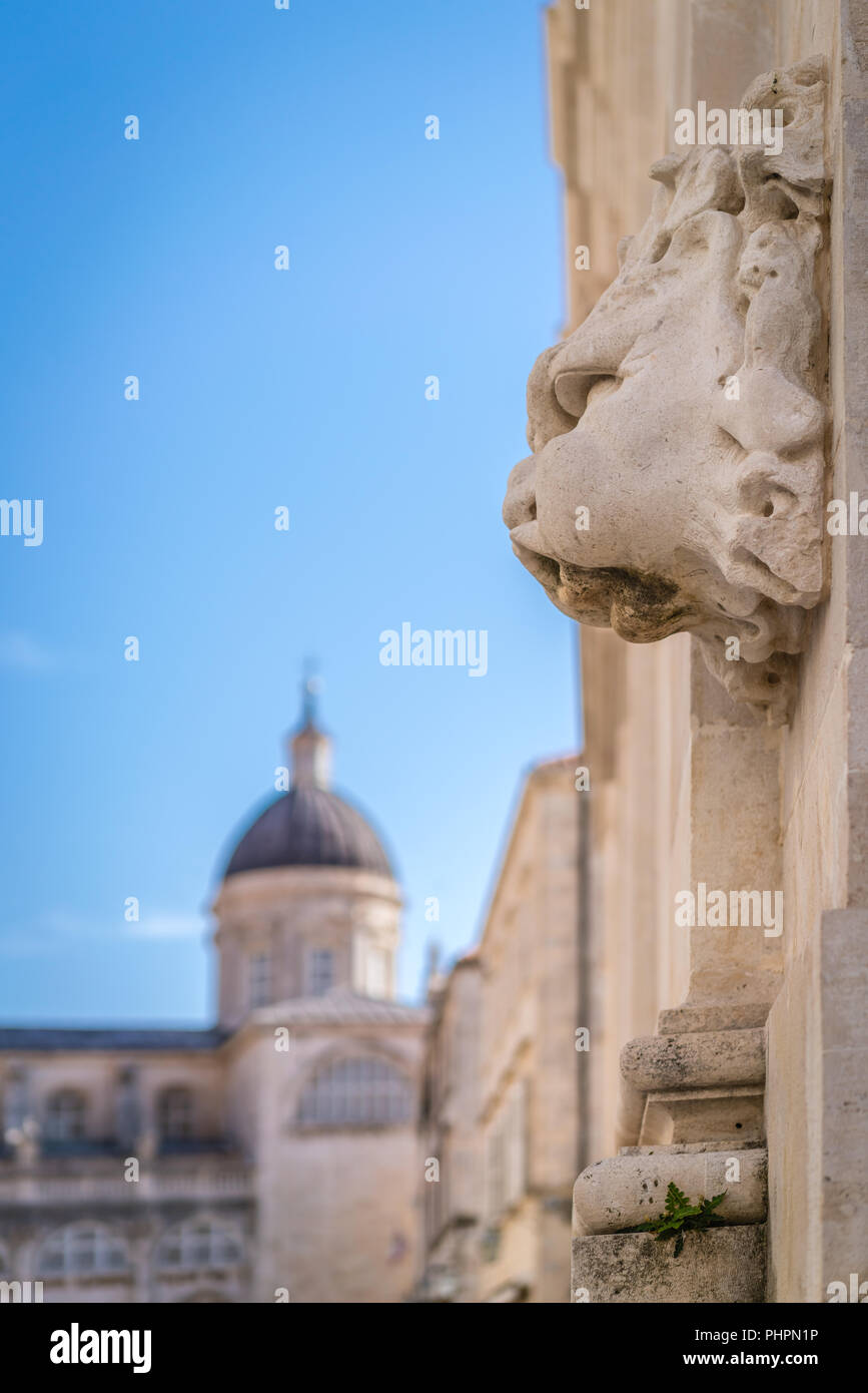 Lion face sculpture on a wall in dubrovnik Stock Photo - Alamy