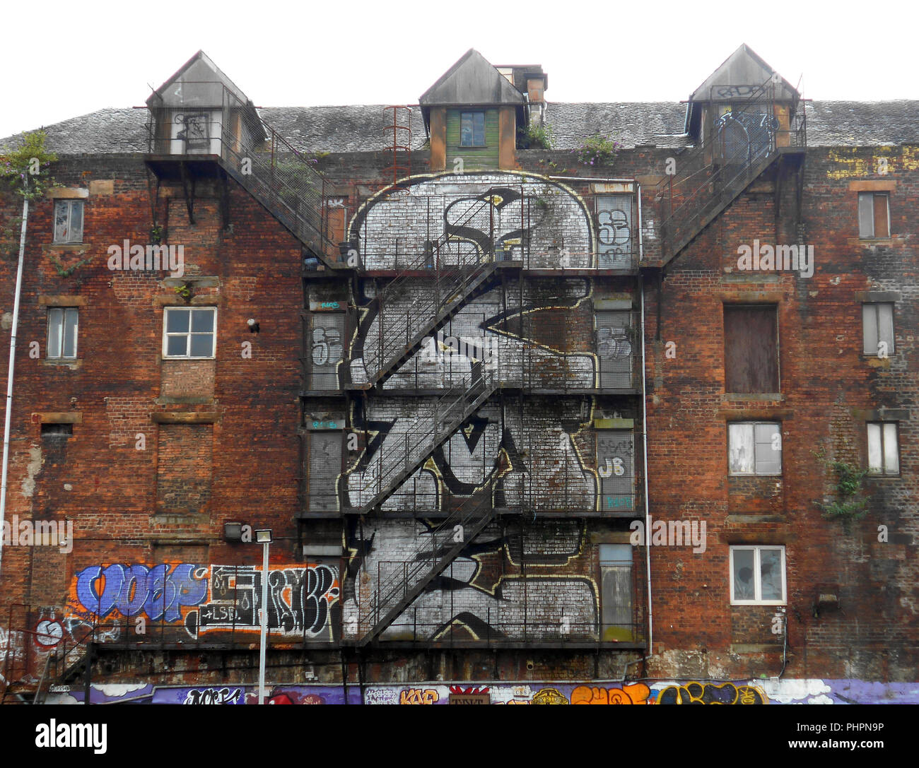 Derelict abandoned building glasgow hi-res stock photography and images ...