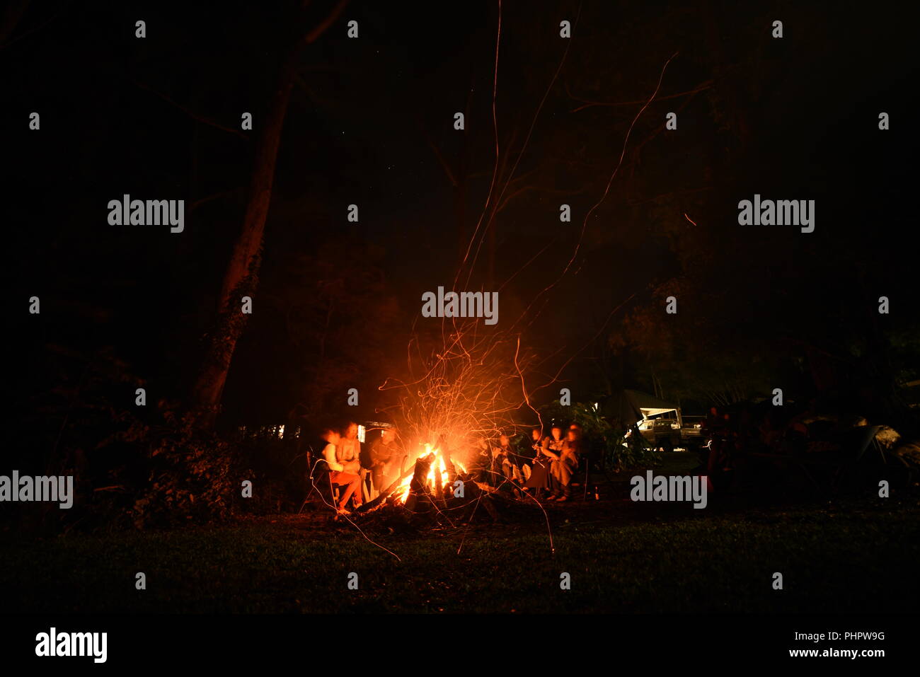 Family around camp fire hi-res stock photography and images - Alamy