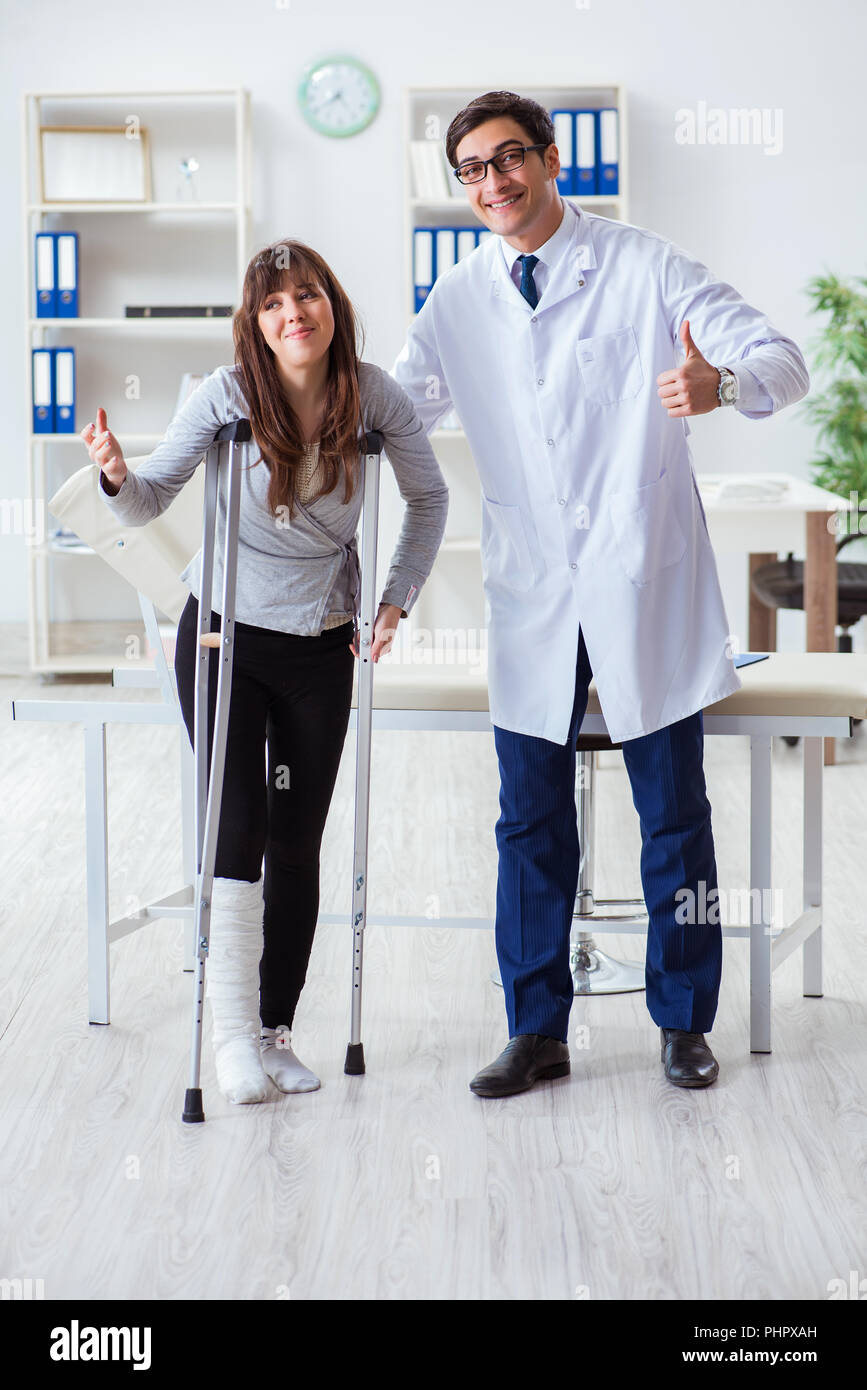 Doctor examining patient with broken leg Stock Photo - Alamy