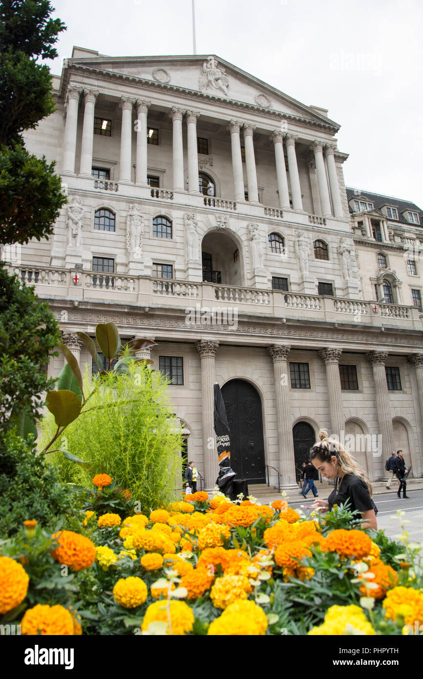 The old lady threadneedle street hi-res stock photography and images ...