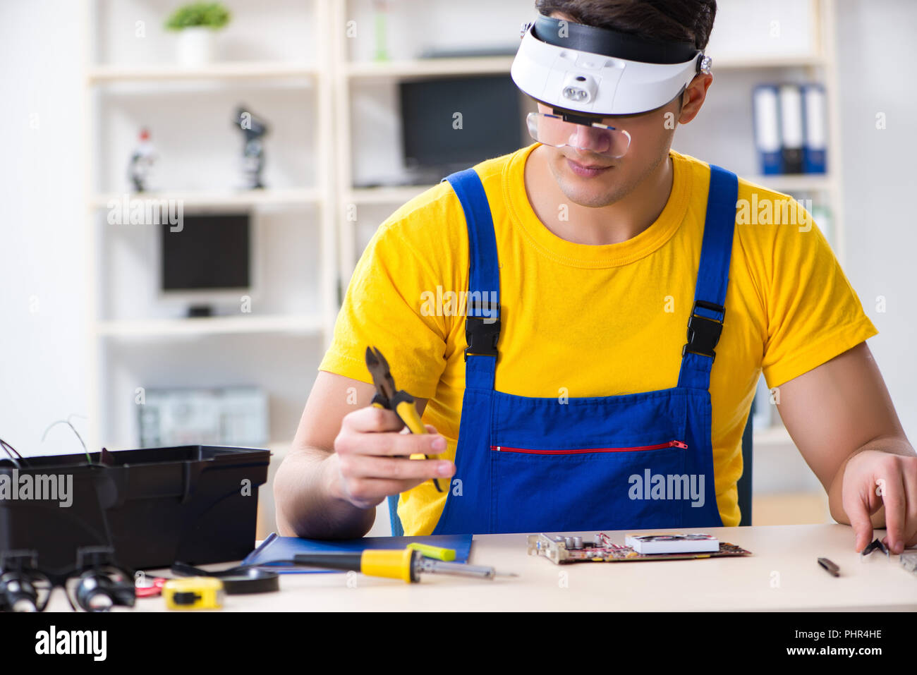 Computer repair technician repairing hardware Stock Photo - Alamy
