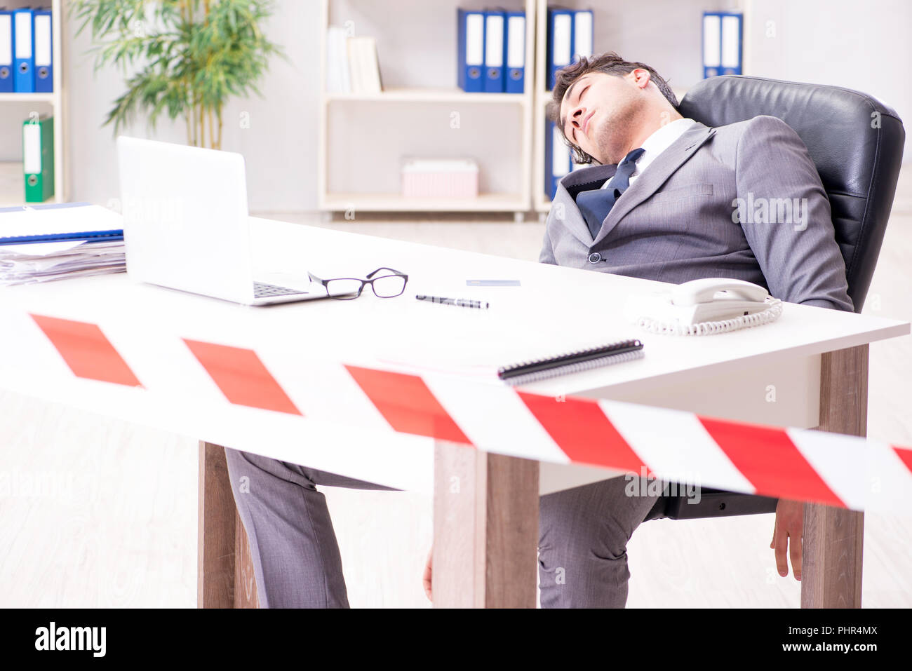 Office dead desk hi-res stock photography and images - Alamy