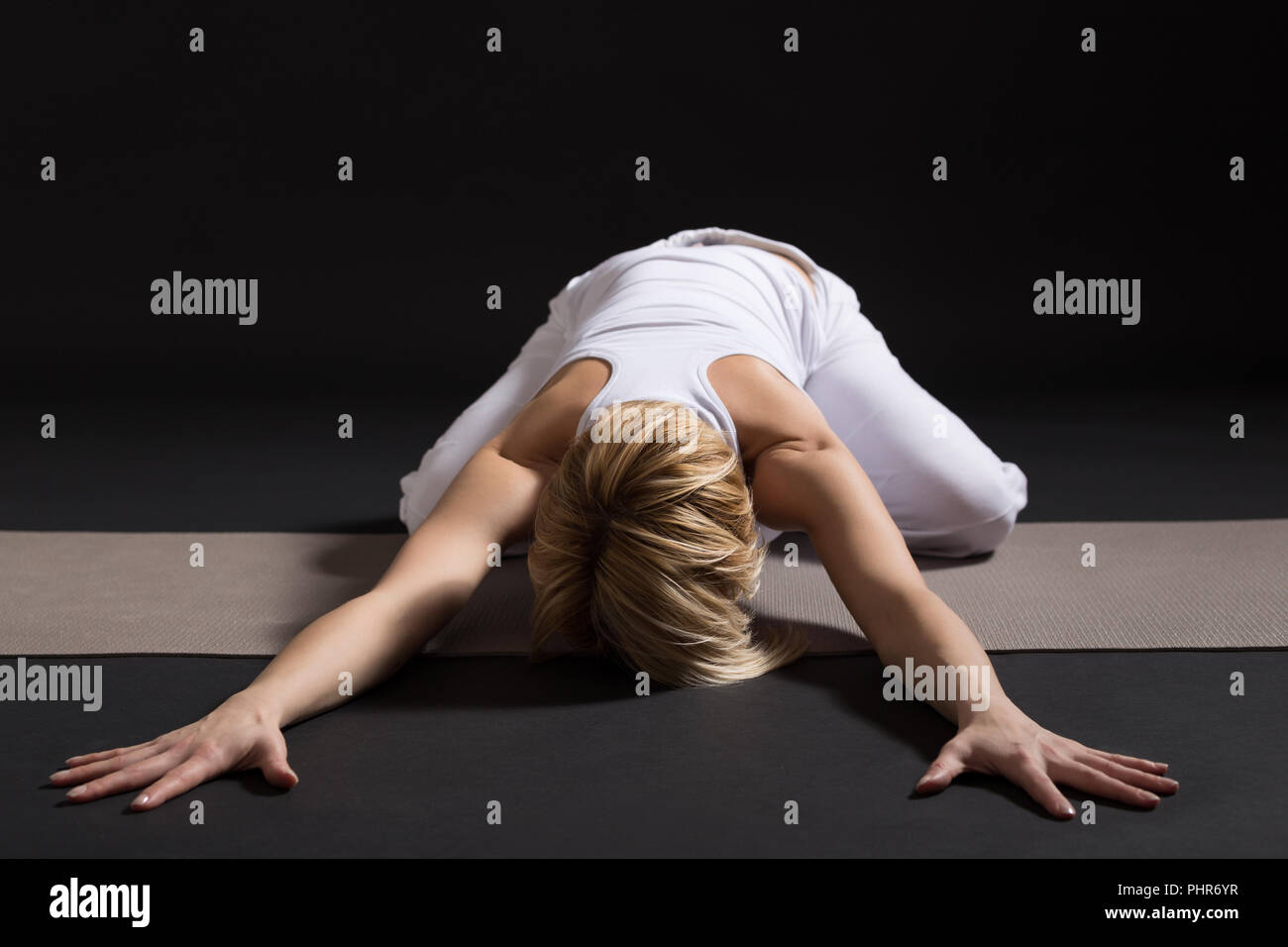 Hare pose hi-res stock photography and images - Alamy