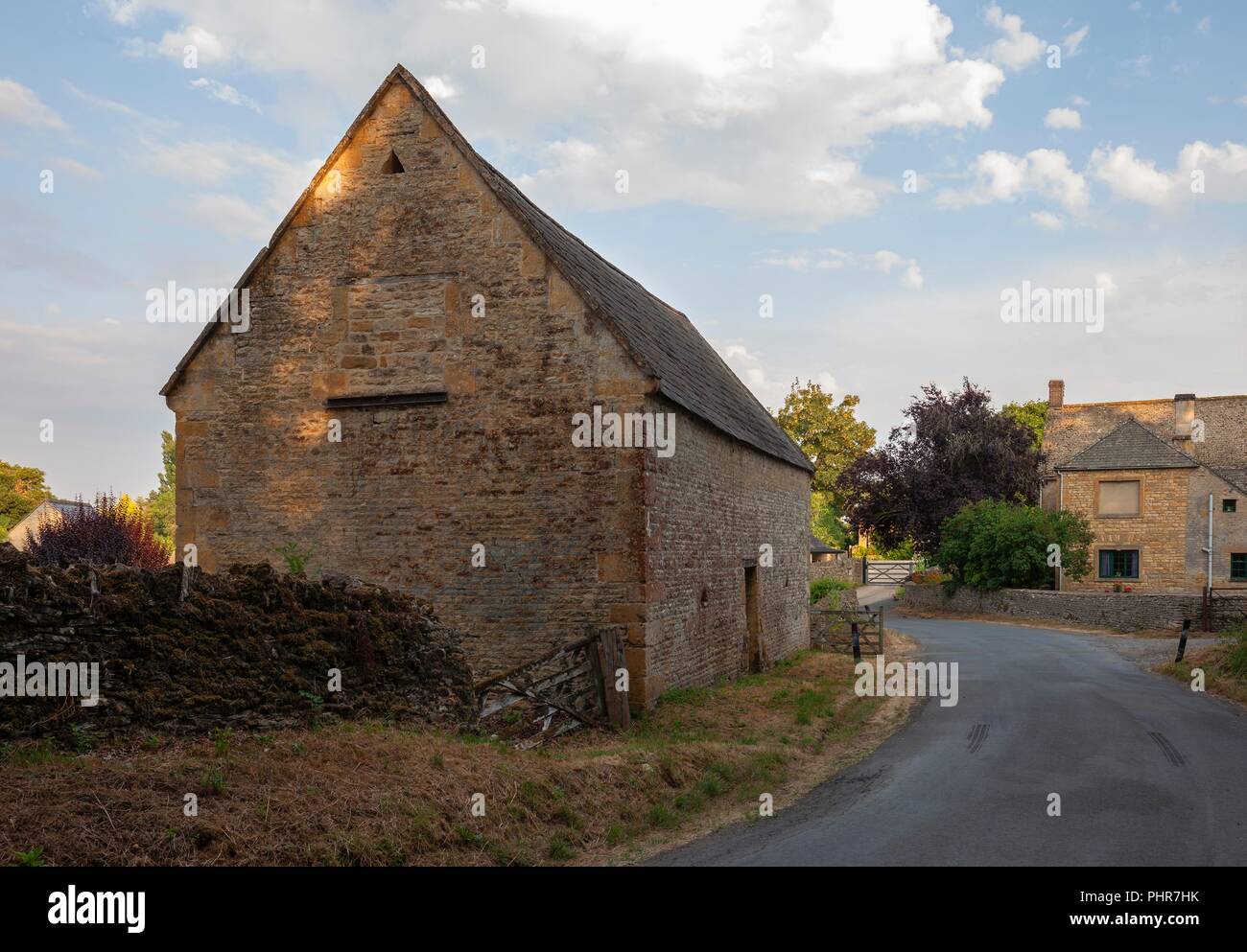 Old barn at Broadwell, Cotswolds, Gloucestershire, England Stock Photo ...