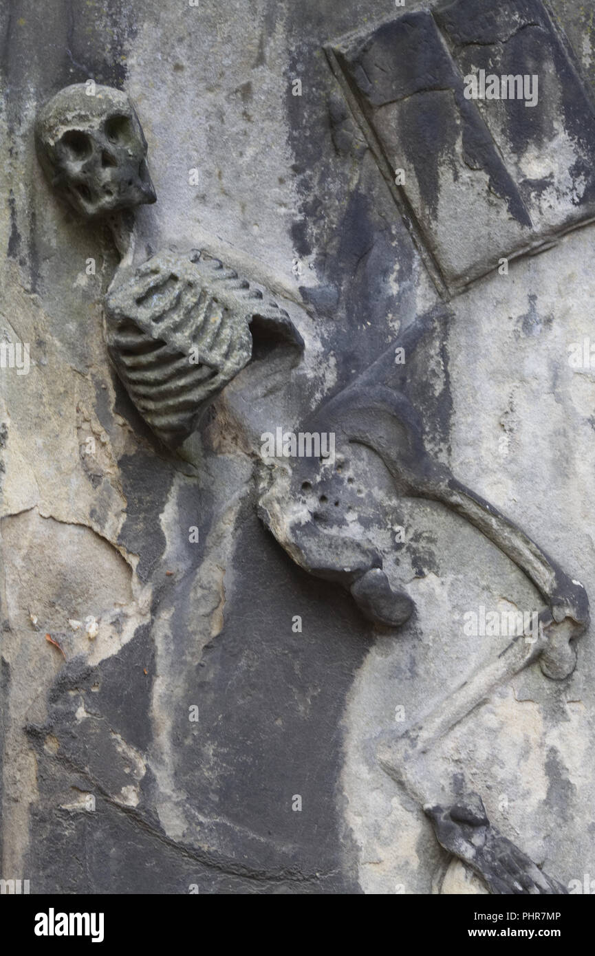 Skeleton in a graveyard hi-res stock photography and images - Alamy