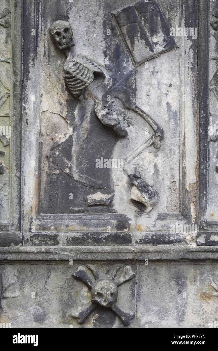 Gravestone with skeleton hi-res stock photography and images - Alamy