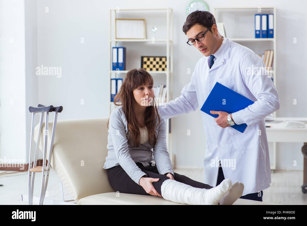 Doctor examining patient with broken leg Stock Photo - Alamy
