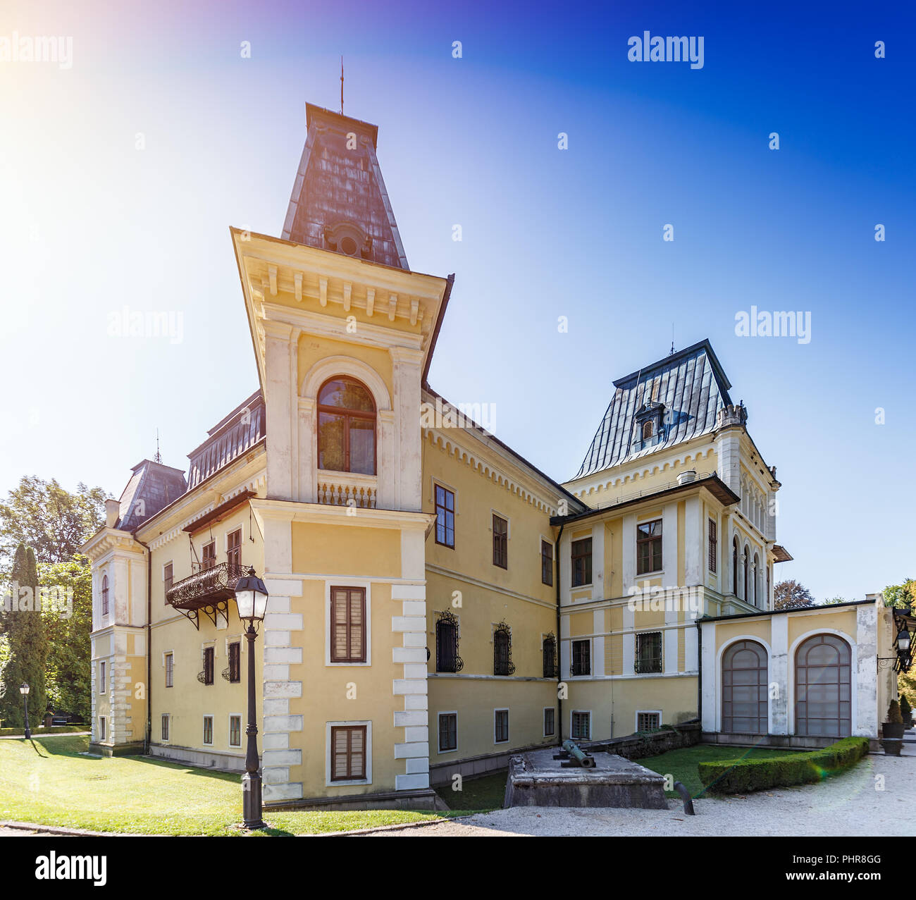 Mansion building manor hi-res stock photography and images - Alamy