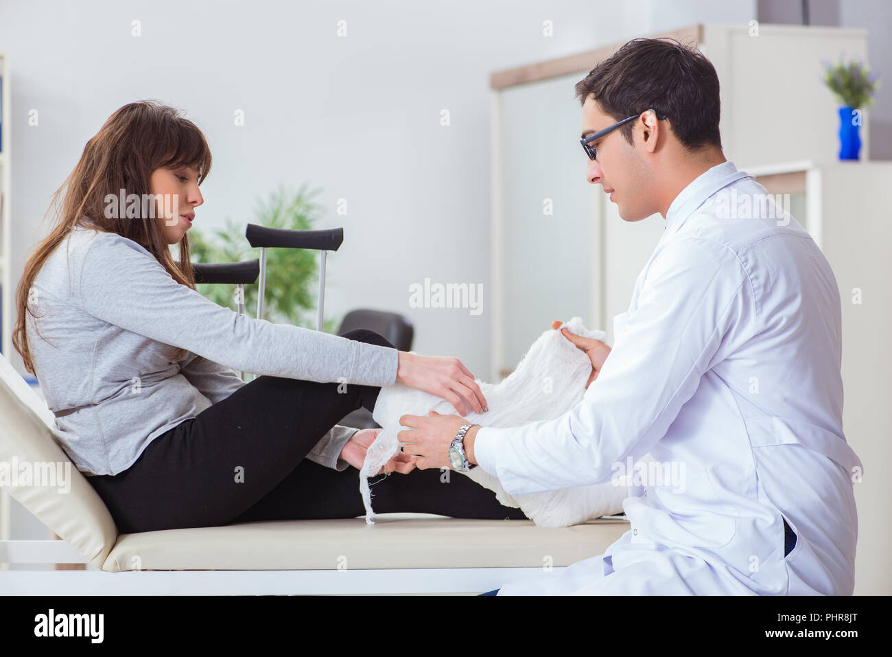 Doctor examining patient with broken leg Stock Photo - Alamy