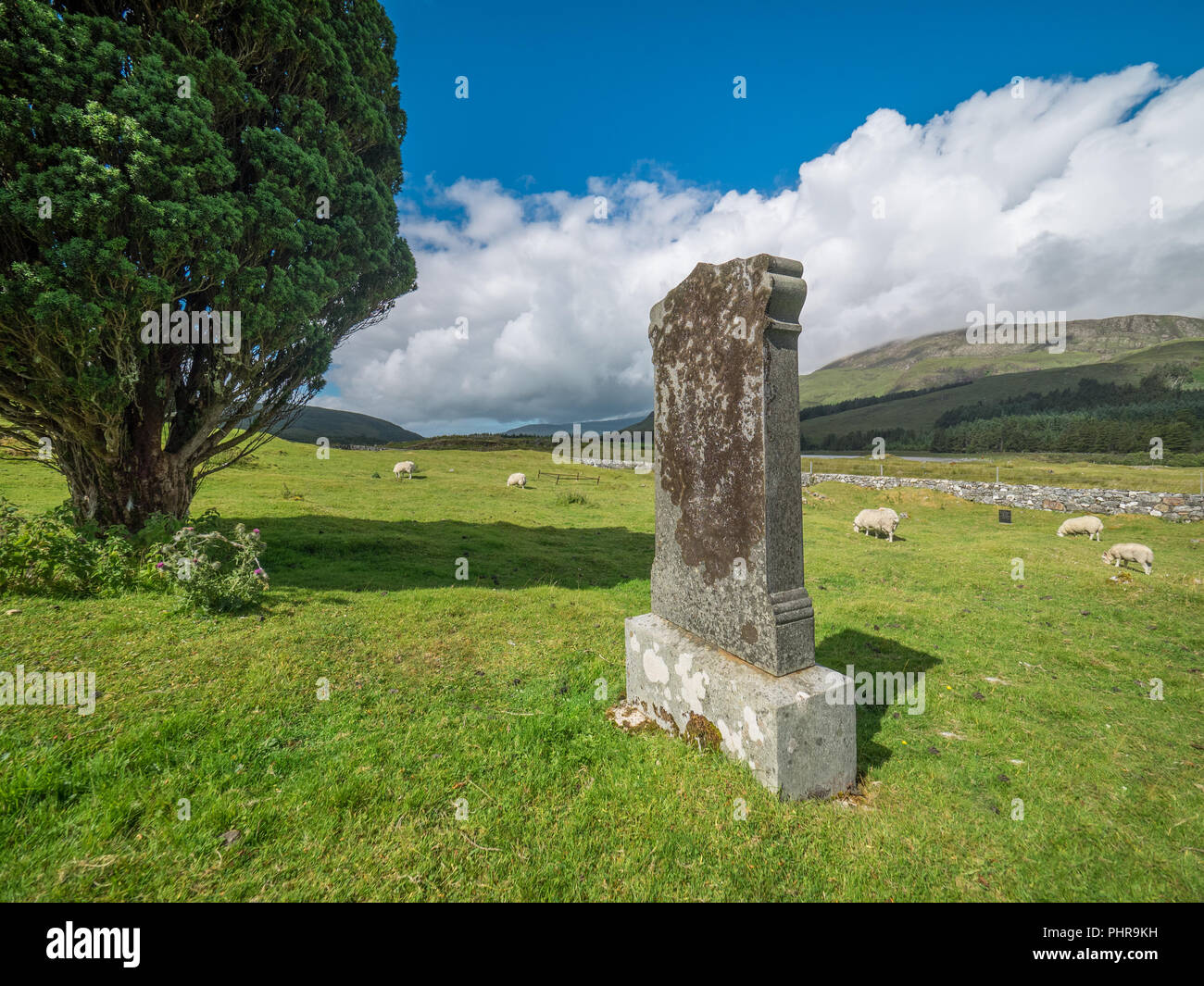 Old gravestone headstone hi-res stock photography and images - Alamy