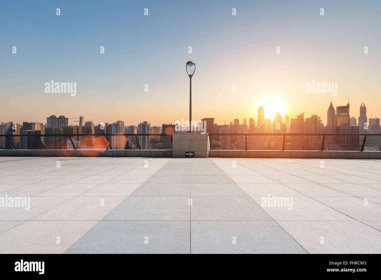 Buildings in the sun hi-res stock photography and images - Alamy