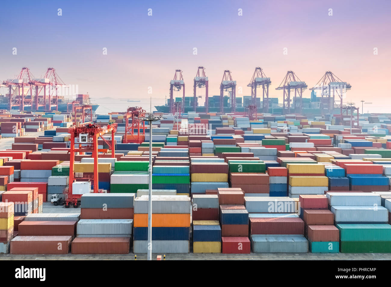 Shanghai container terminal hi-res stock photography and images - Alamy