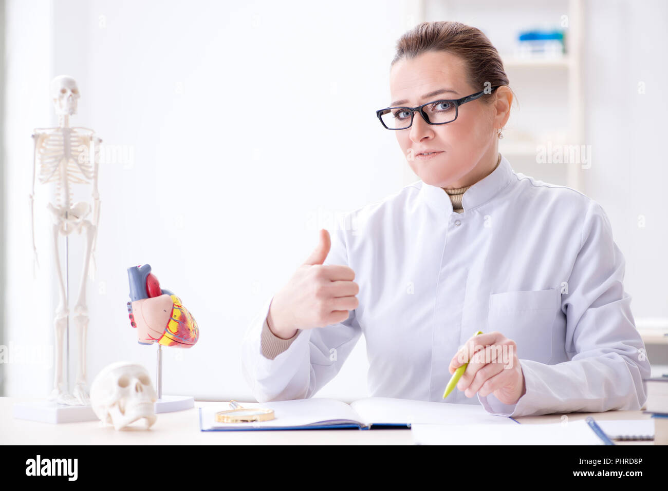 Doctor lecturer explaining various parts of heart Stock Photo - Alamy