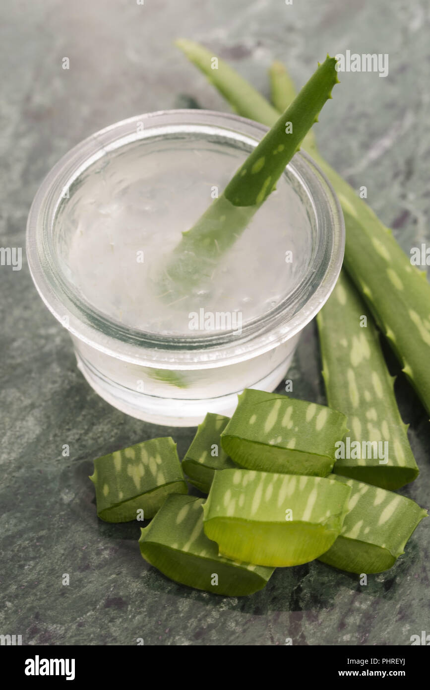 aloe vera juice with fresh leaves Stock Photo - Alamy