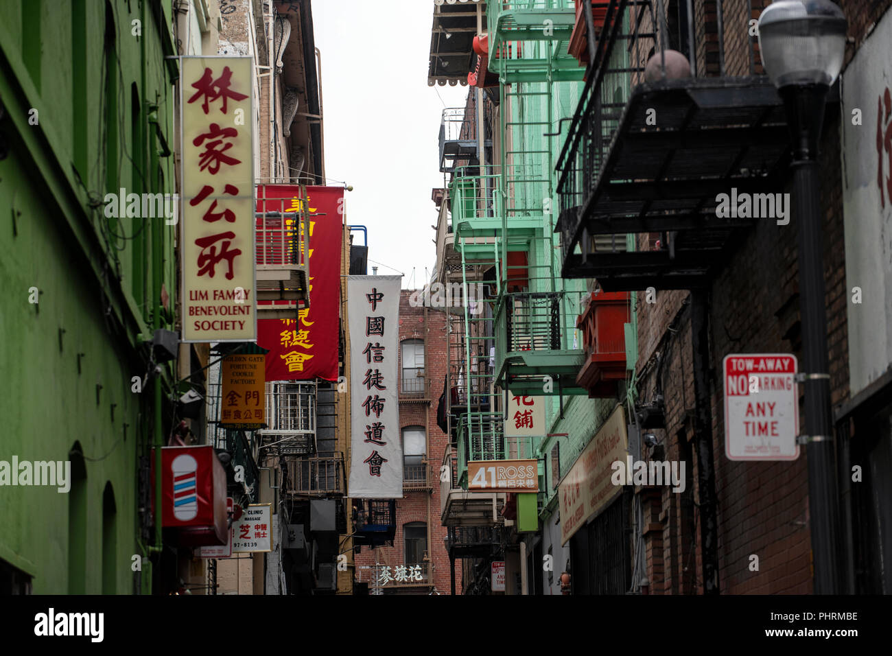 Chinatown alley san francisco hi-res stock photography and images - Alamy
