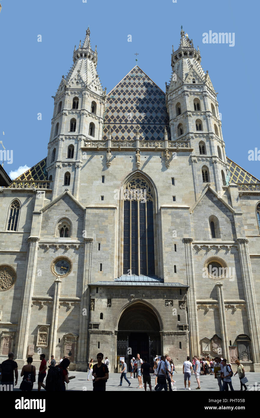 People on the Stephansplatz in front of the Stephansdom in Vienna ...