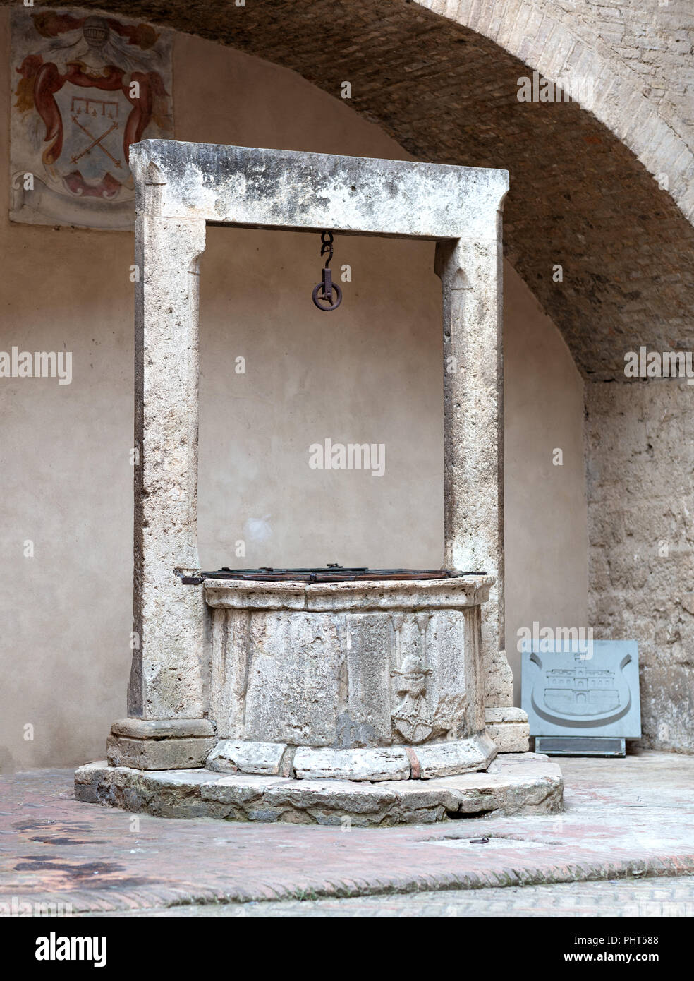 Tuscany castle hi-res stock photography and images - Alamy