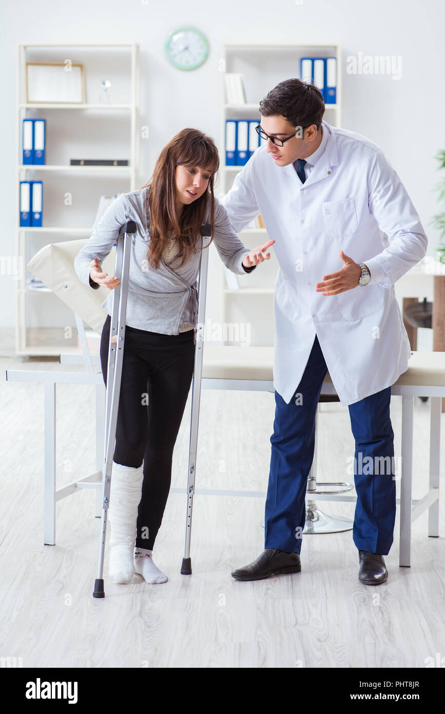 Doctor examining patient with broken leg Stock Photo - Alamy