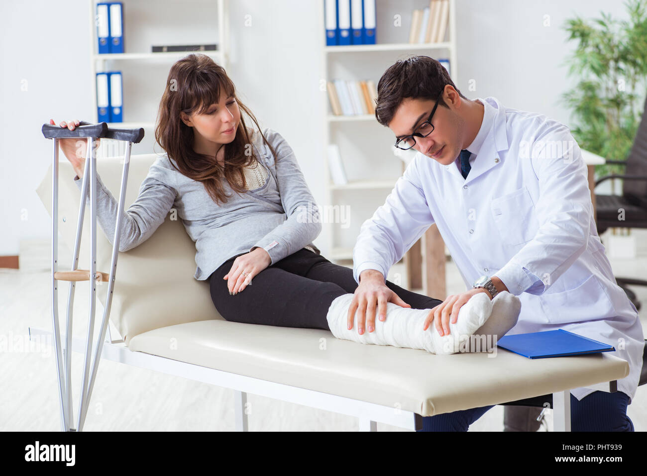 Doctor examining patient with broken leg Stock Photo - Alamy