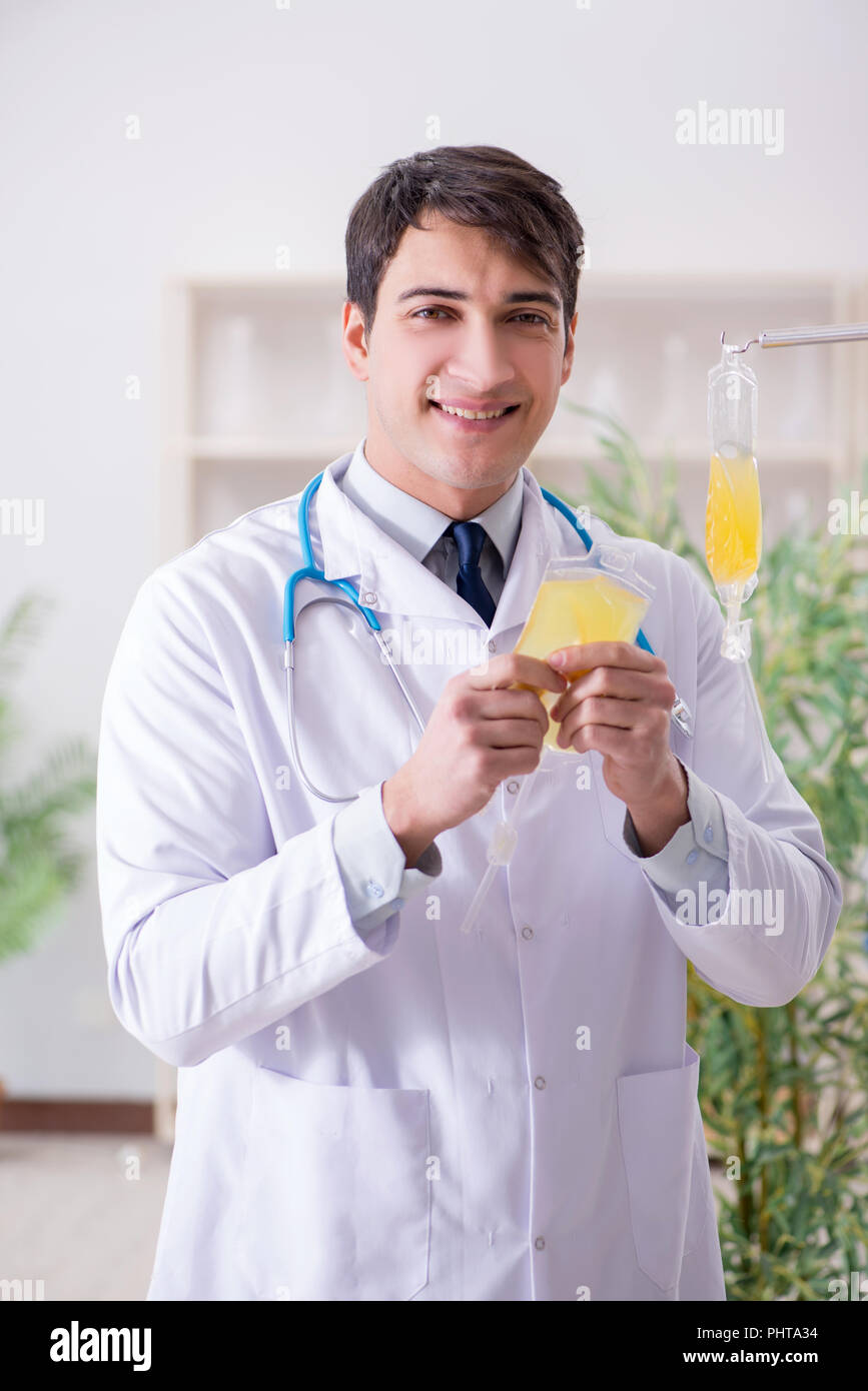 Doctor with bag of blood plasma in hospital Stock Photo - Alamy