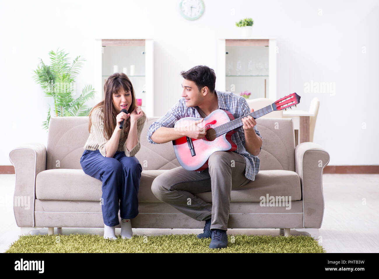 Family singing karaoke home hi-res stock photography and images - Alamy