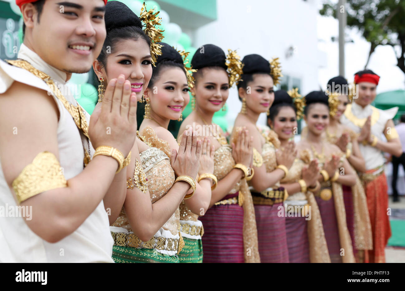 Ayutthaya Thailand - Sep 17, 2015 : Group of Thai dances smiling Stock ...