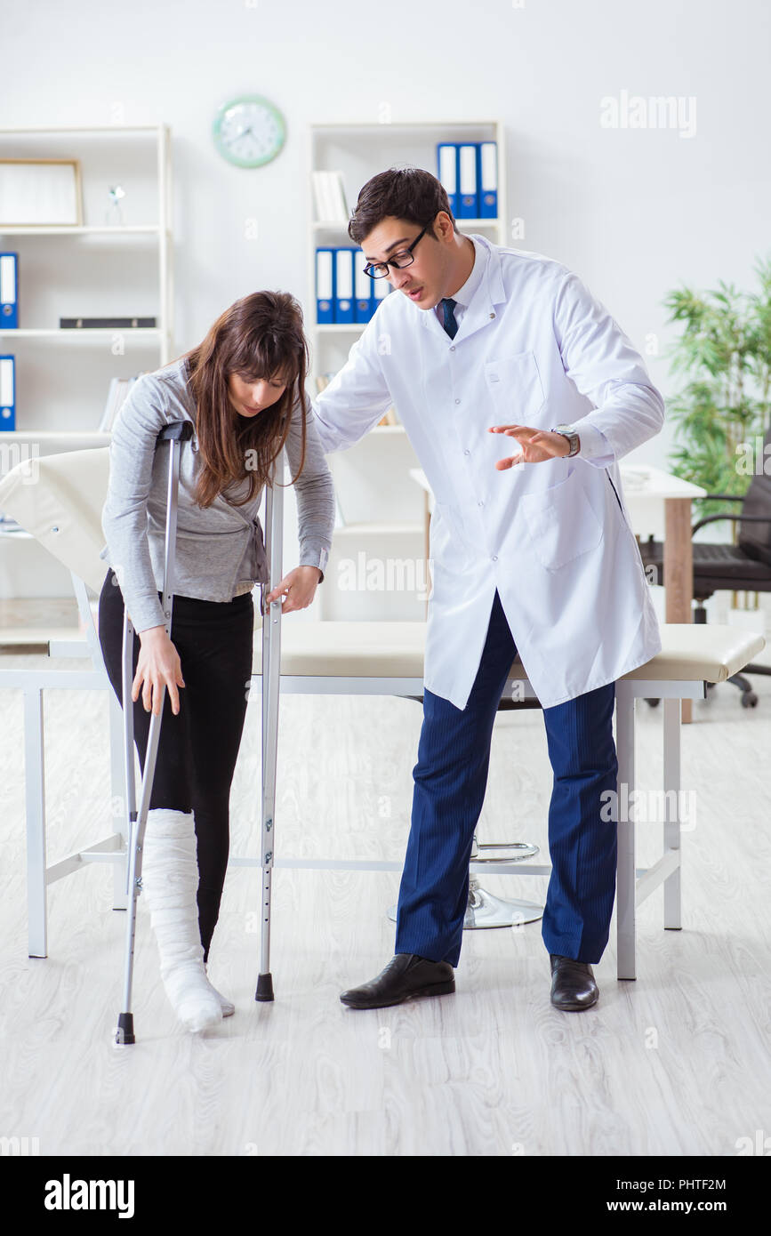 Doctor examining patient with broken leg Stock Photo - Alamy