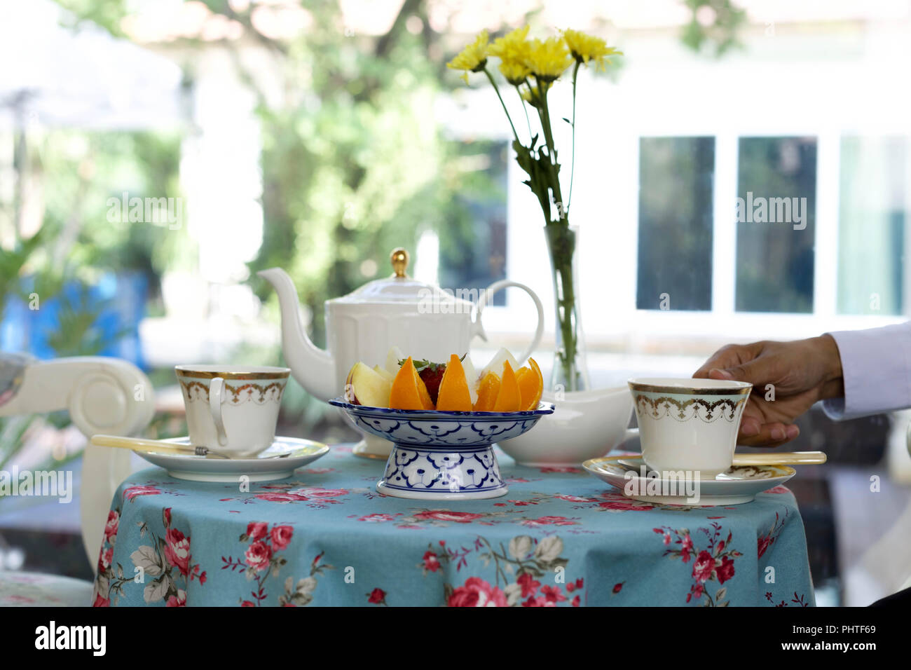 Garden having afternoon tea hi-res stock photography and images - Alamy