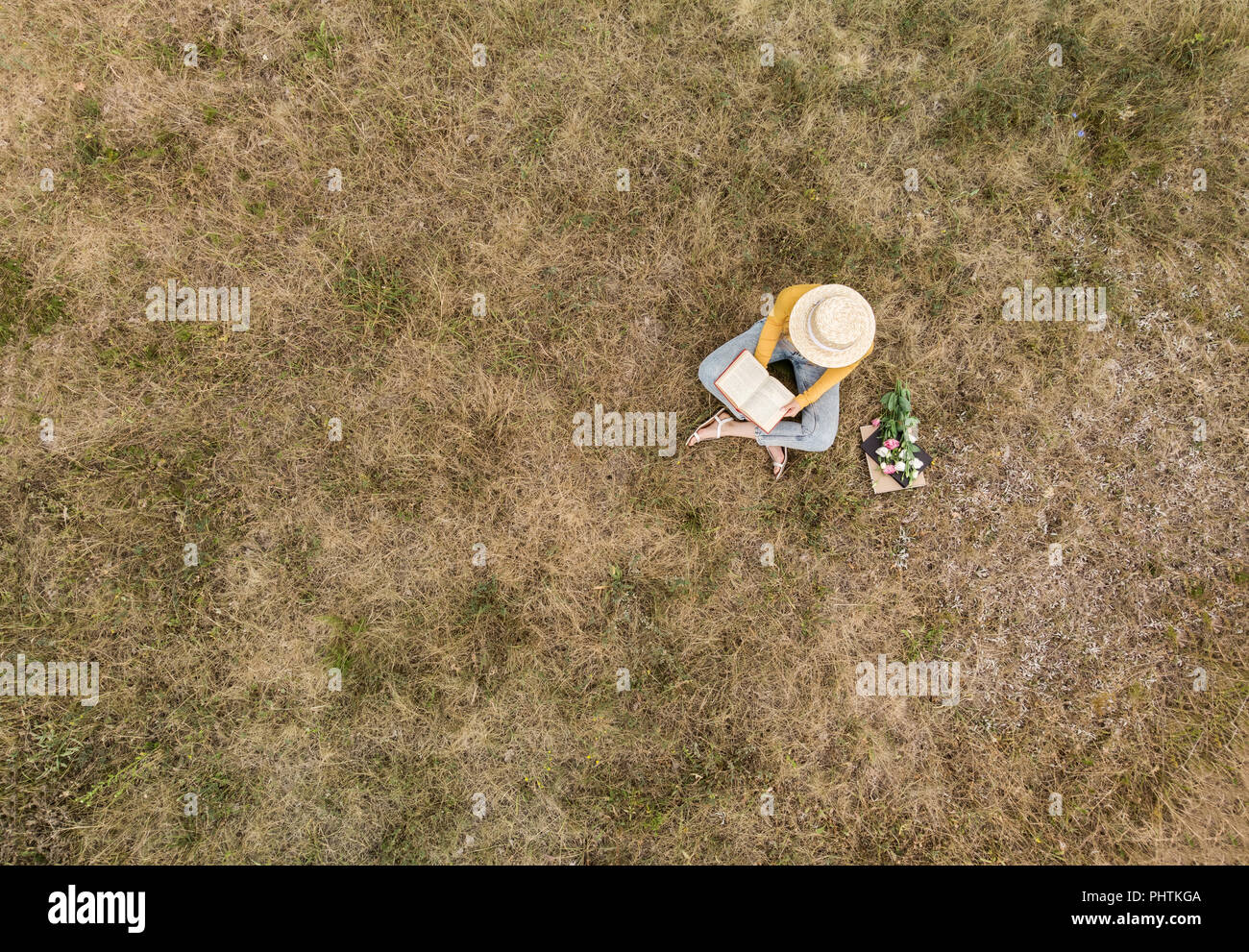 Girl summer top reading a book hi-res stock photography and images - Alamy