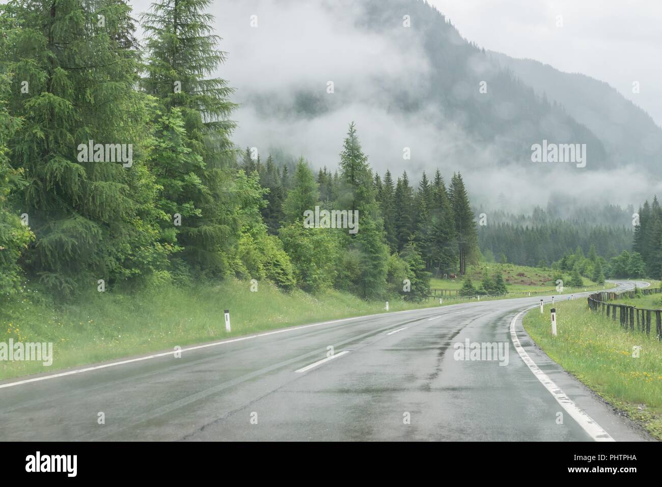 Rainy road surface hi-res stock photography and images - Alamy
