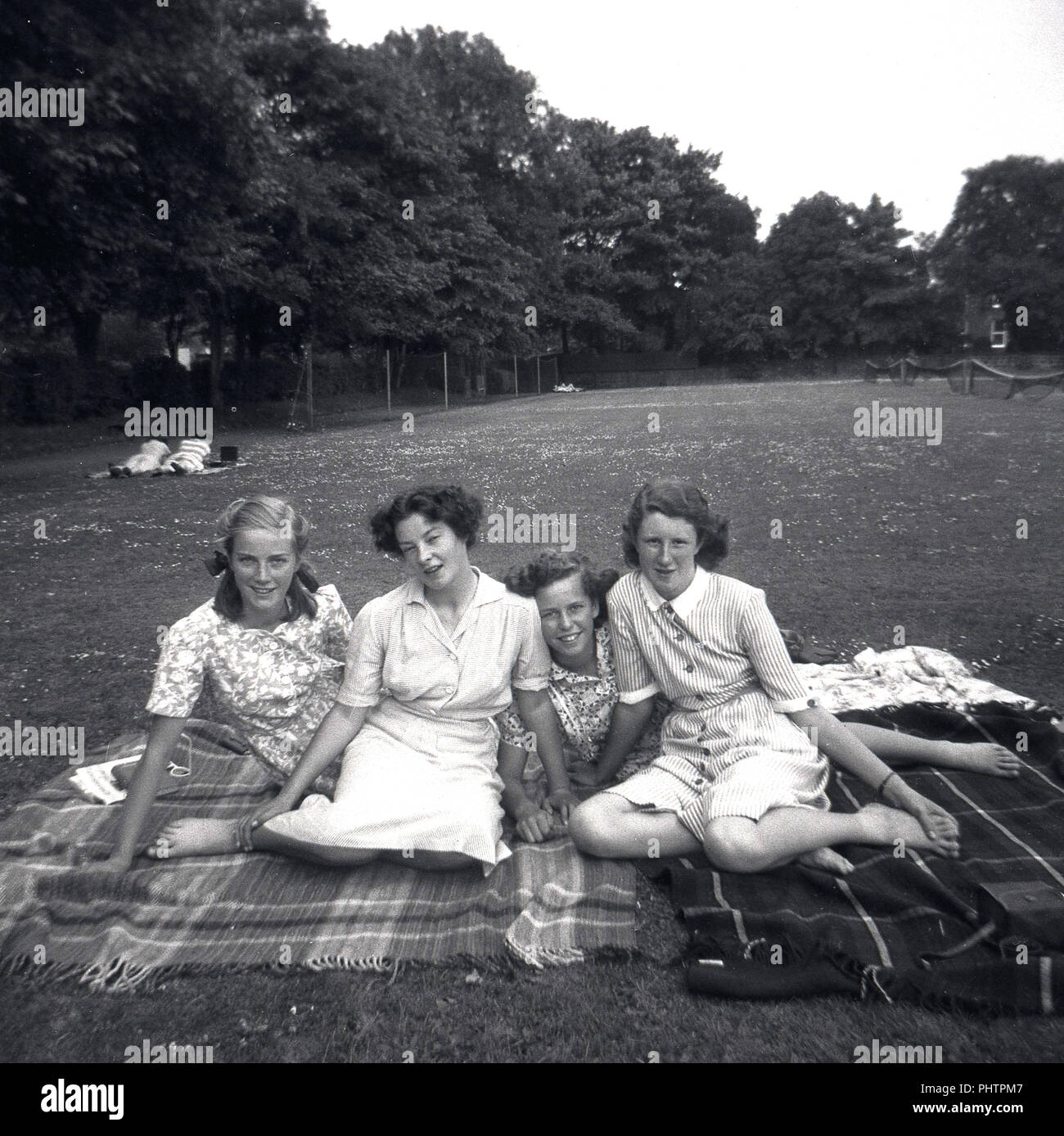 Women sitting 1940s hi-res stock photography and images - Alamy
