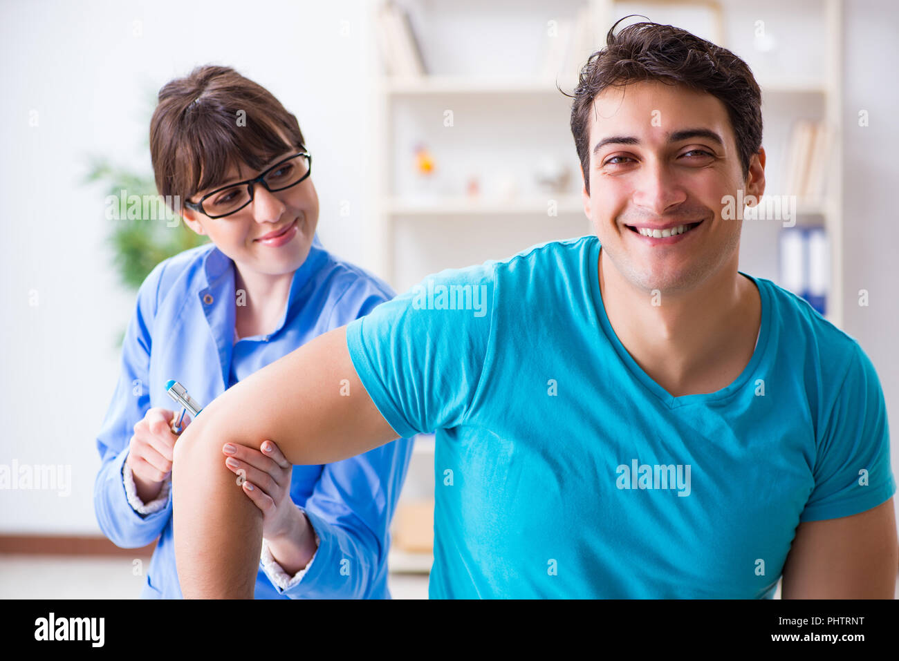 Doctor checking nerve reflexes with hammer Stock Photo - Alamy