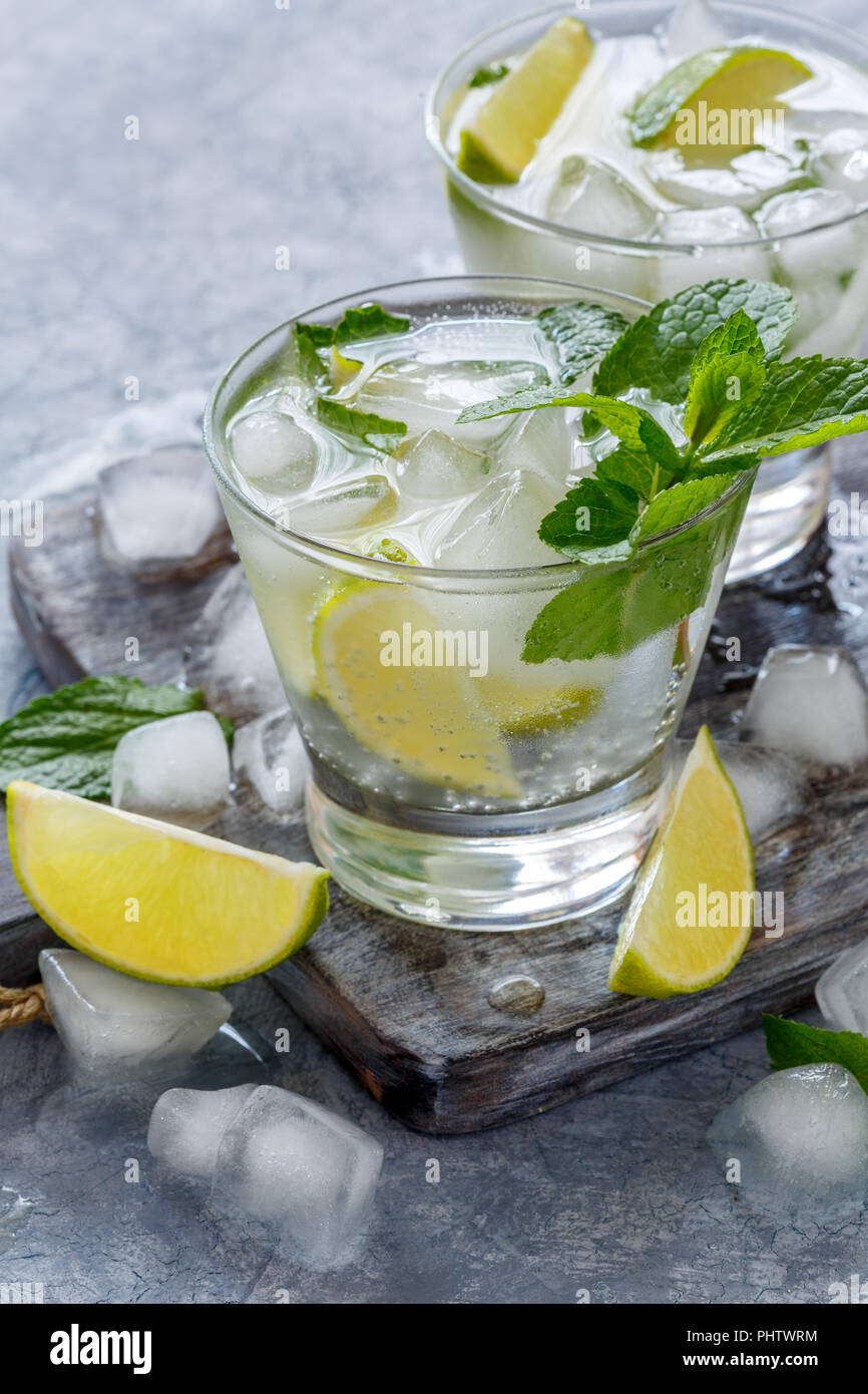 Ice drink with lime and fresh mint Stock Photo - Alamy