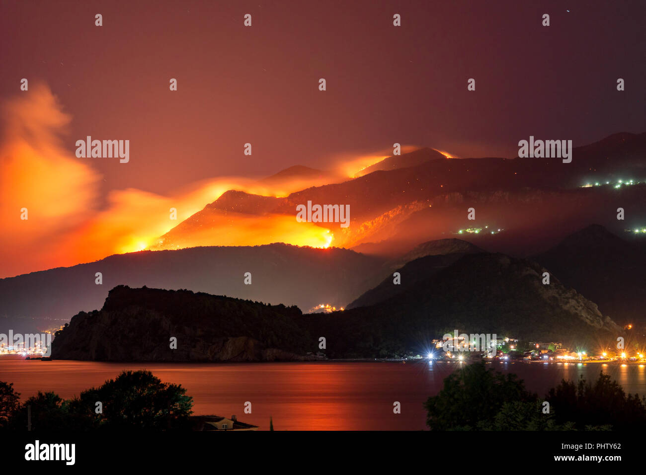 Lightning ignite forest fire hi-res stock photography and images - Alamy