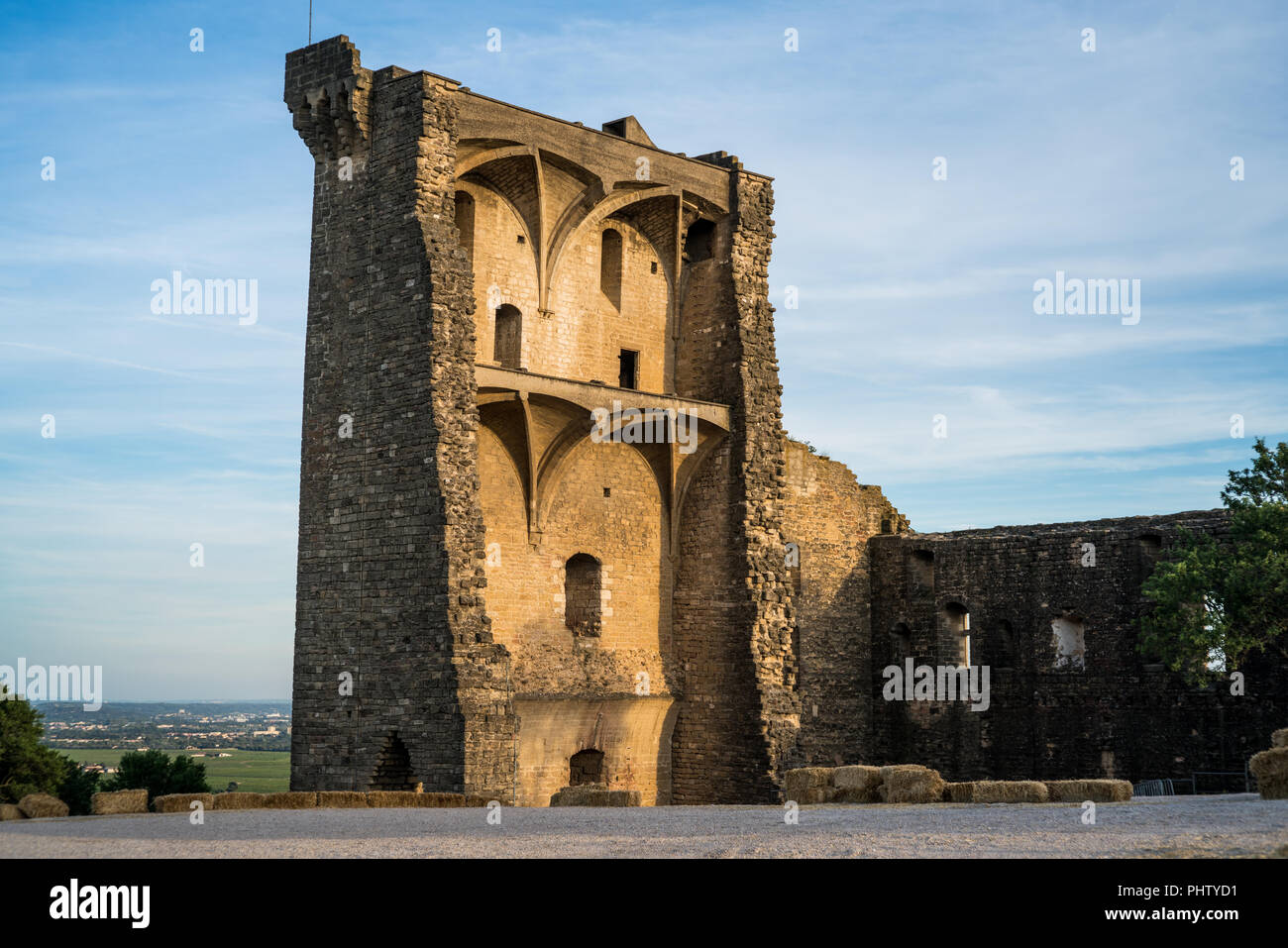 Medieval castel provence hi-res stock photography and images - Alamy