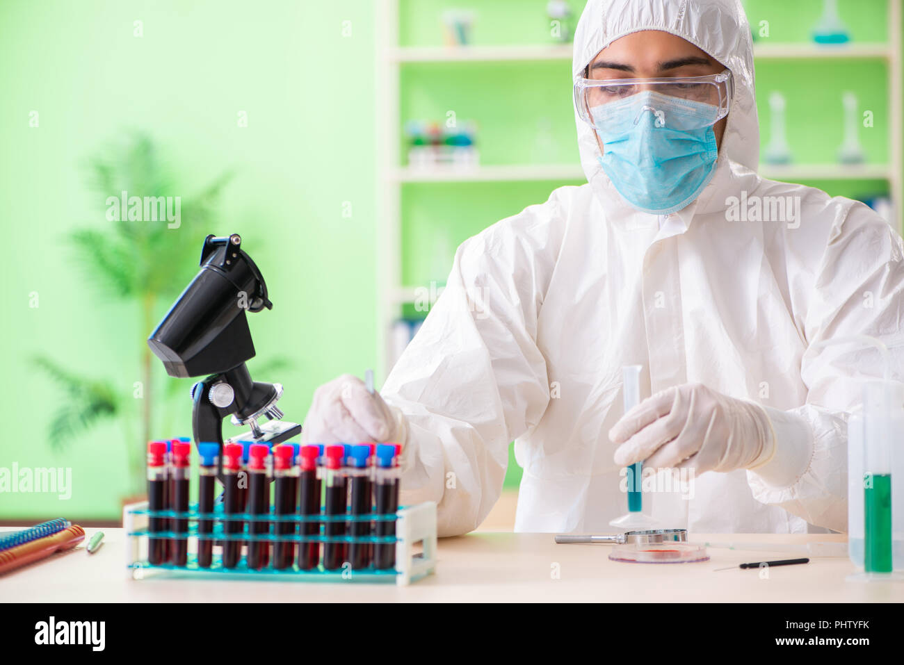 Chemist working in the lab on new experiment Stock Photo - Alamy